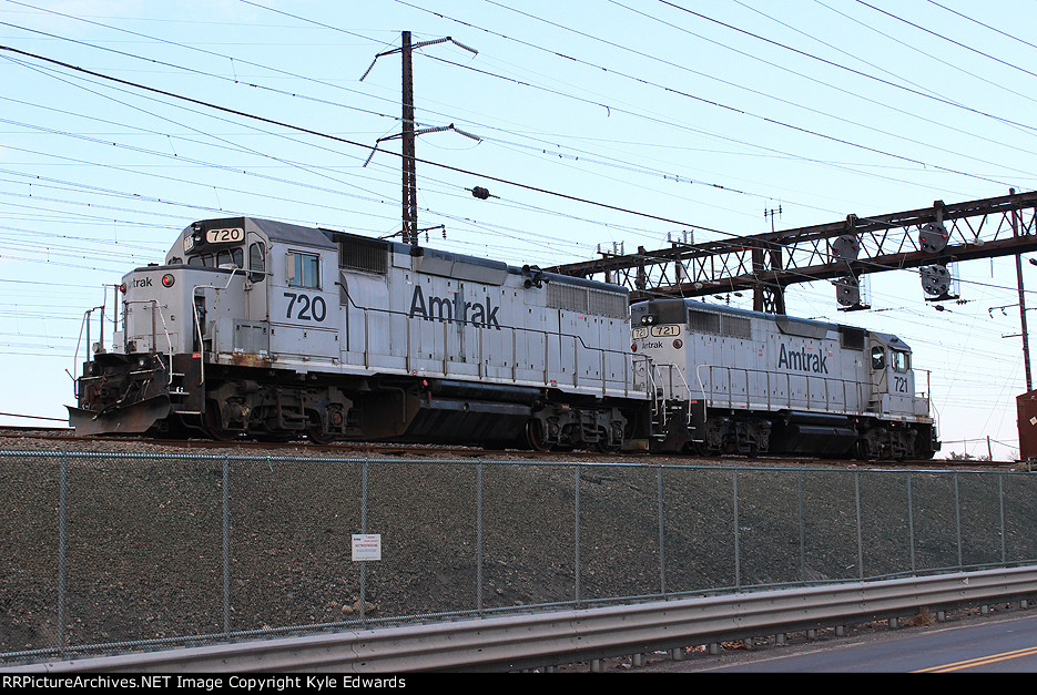 AMTK GP38-3 #720 and AMTK GP38-3 #721